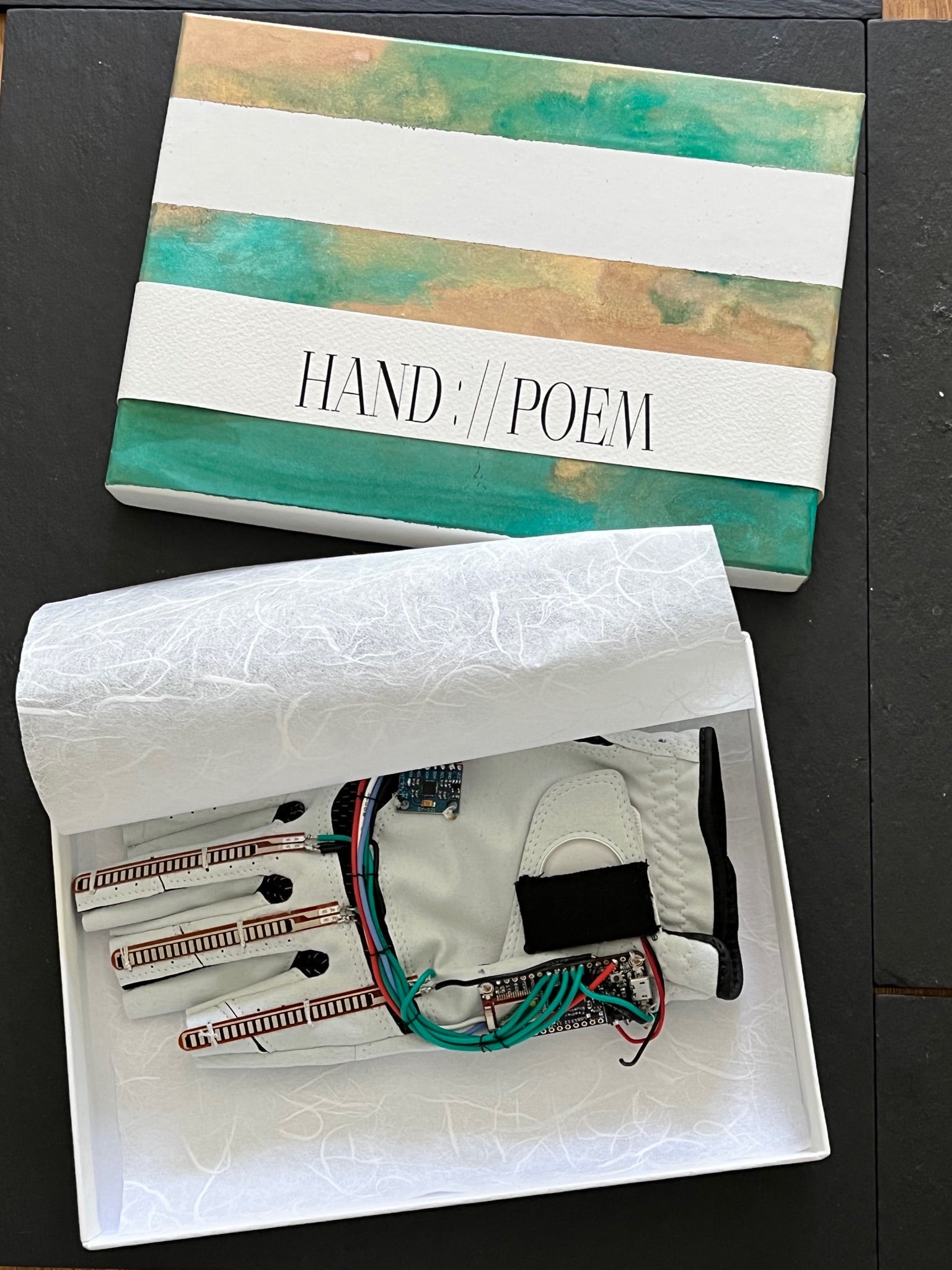 Hand://Poem. A smart glove that amplifies your creativity. – handpoem